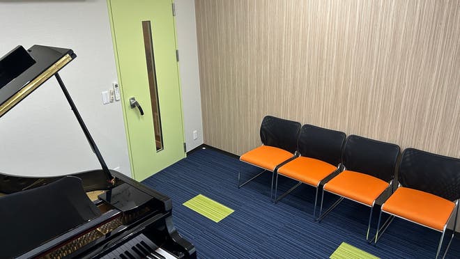 【Studio 2A】グランドピアノ完備!最大4名様までご利用いただける音楽スタジオです。の写真3