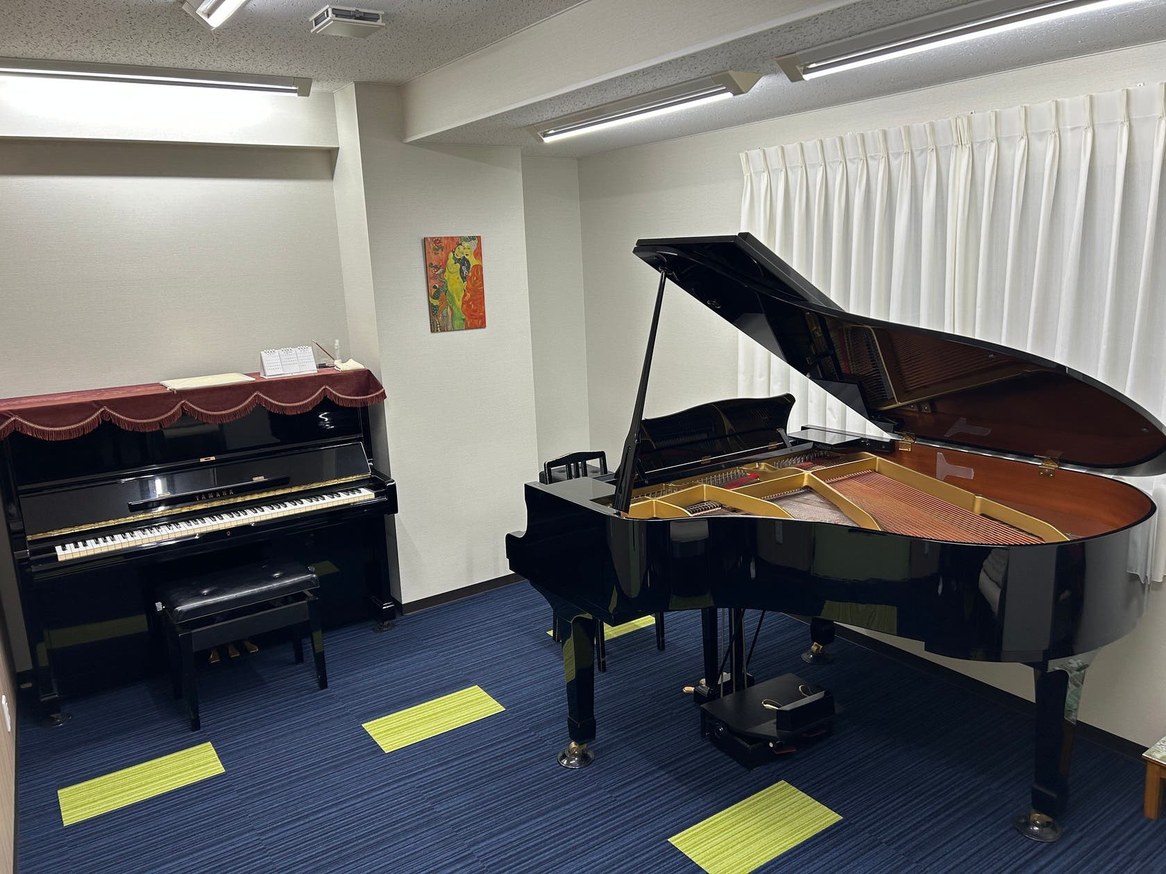 【Studio 2C】グランドピアノ完備！最大4名様までご利用いただける音楽スタジオです。の写真1