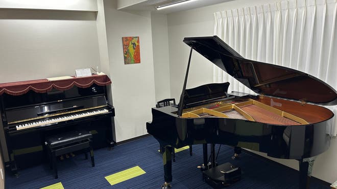 【Studio 2C】グランドピアノ完備!最大4名様までご利用いただける音楽スタジオです。の写真1