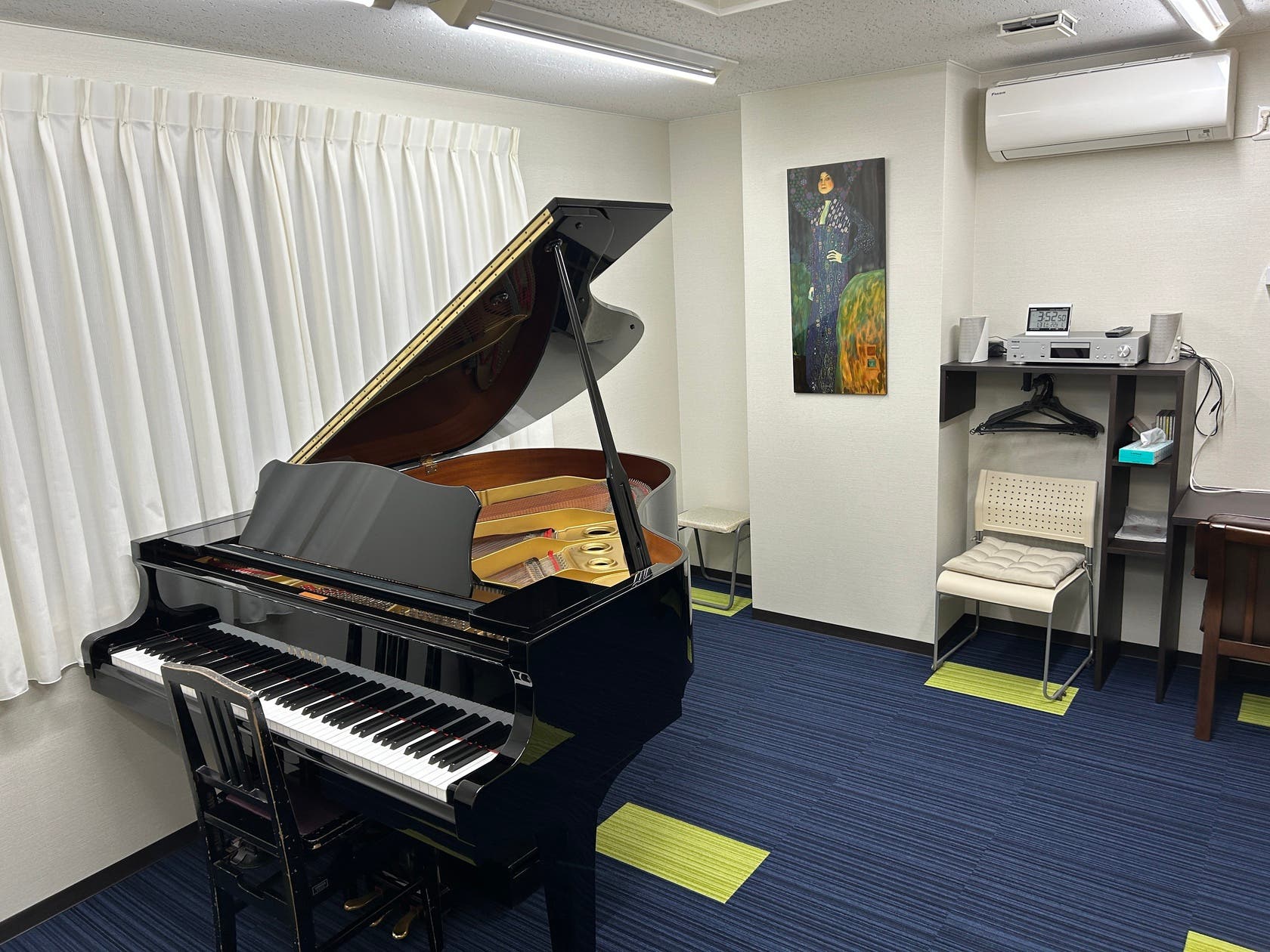 【Studio 2C】グランドピアノ完備！最大4名様までご利用いただける音楽スタジオです。の写真2