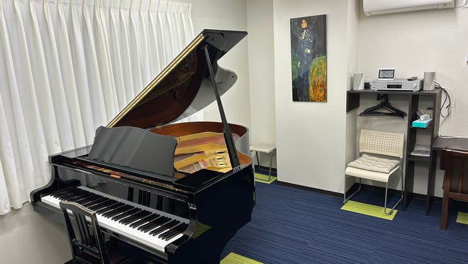 【Studio 2C】グランドピアノ完備!最大4名様までご利用いただける音楽スタジオです。の写真2