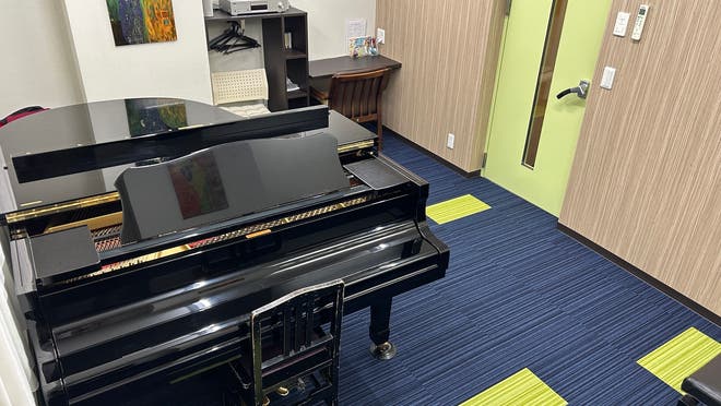 【Studio 2C】グランドピアノ完備!最大4名様までご利用いただける音楽スタジオです。の写真7