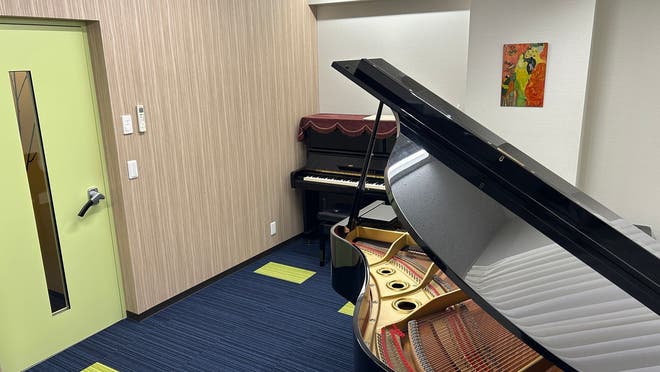 【Studio 2C】グランドピアノ完備!最大4名様までご利用いただける音楽スタジオです。の写真8