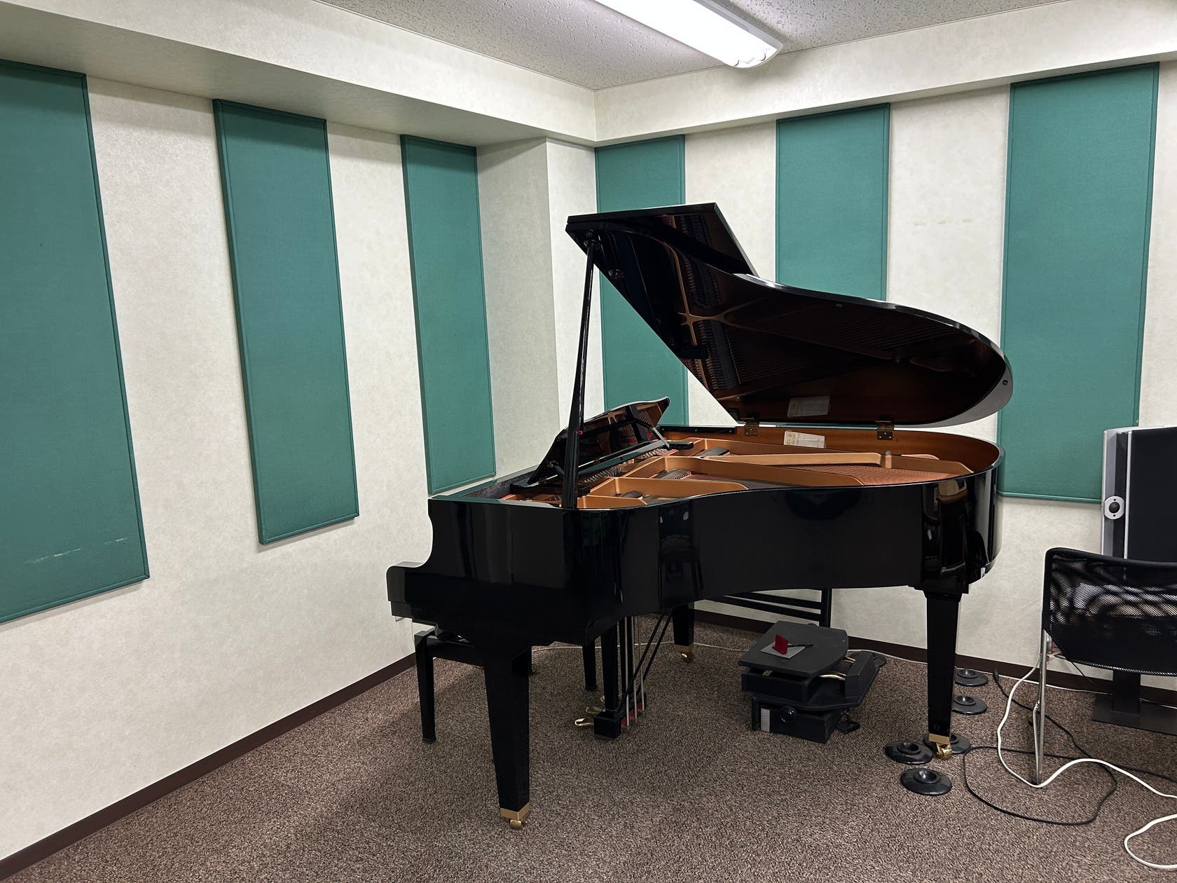 【Studio 1A】グランドピアノ完備！最大10名様までご利用いただける音楽スタジオです。の写真1