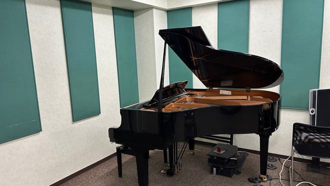 【Studio 1A】グランドピアノ完備!最大10名様までご利用いただける音楽スタジオです。の写真1