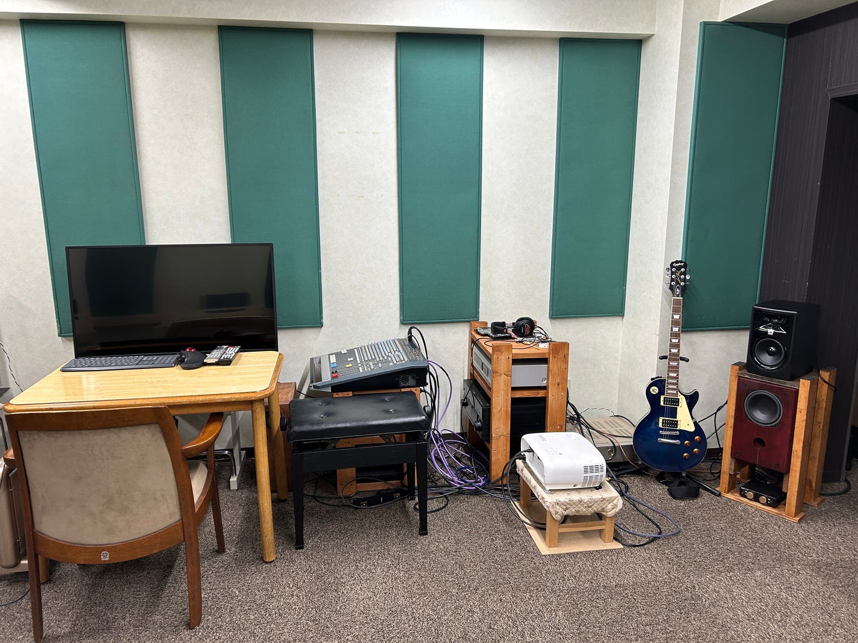 【Studio 1A】グランドピアノ完備！最大10名様までご利用いただける音楽スタジオです。の写真2