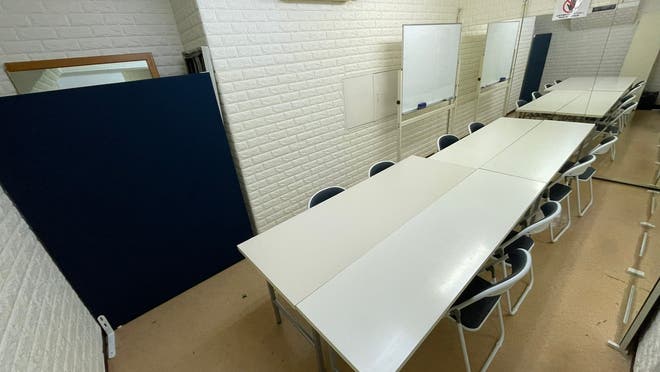 JR新宿駅南口より徒歩4分、THビル2階Dルームの写真1