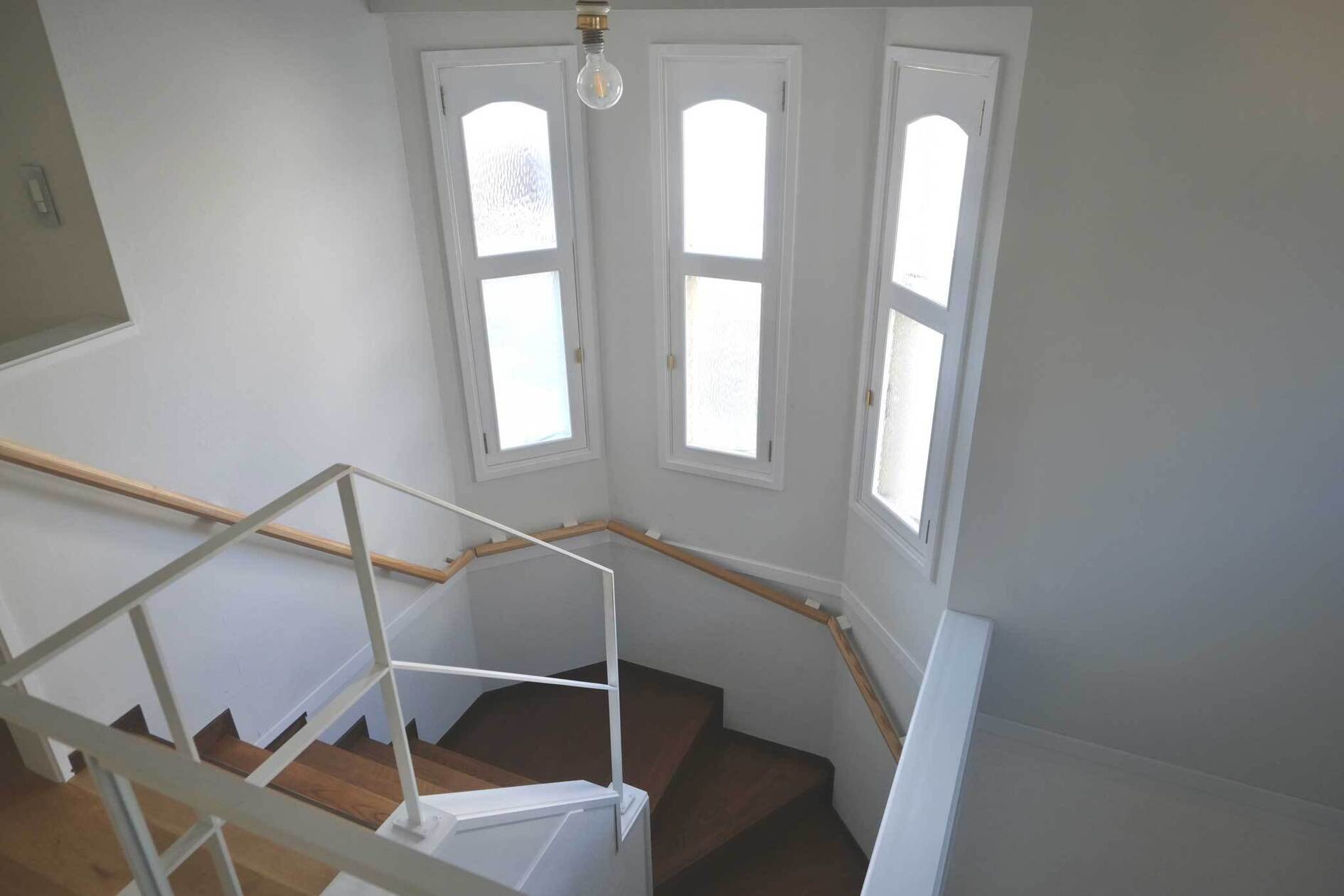 《 HOUSE124 / 2階スタジオ＋1階ダイニング 》 自然光とタイル床、ヴィンテージ窓、椅子。撮影、動画、一軒家スタジオの写真15