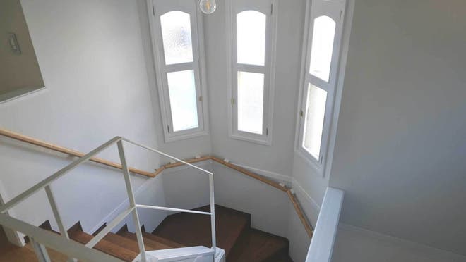 《 HOUSE124 / 2階スタジオ+1階ダイニング 》 自然光とタイル床、ヴィンテージ窓、椅子。撮影、動画、一軒家スタジオの写真15