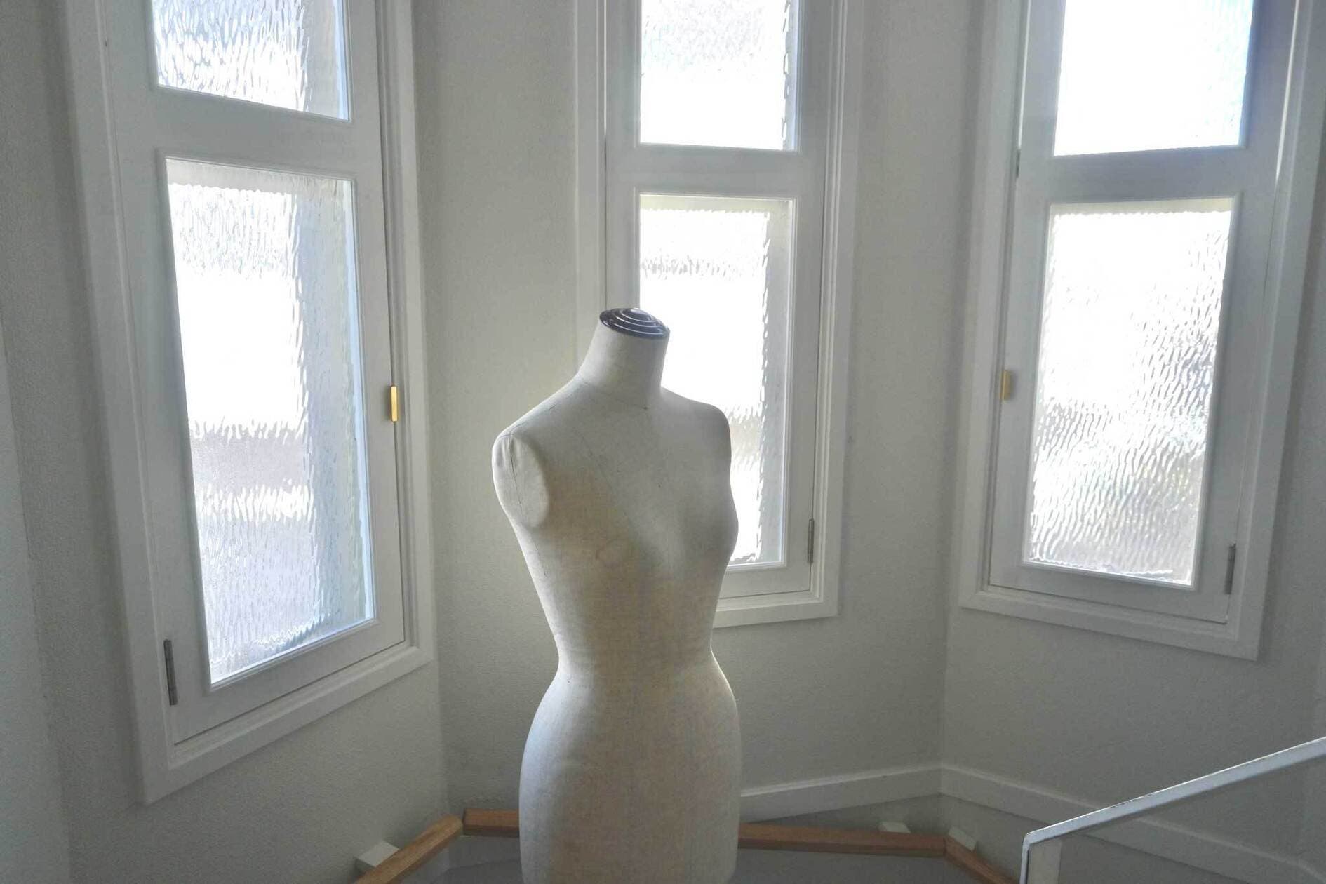 《 HOUSE124 / 2階スタジオ＋1階ダイニング 》 自然光とタイル床、ヴィンテージ窓、椅子。撮影、動画、一軒家スタジオの写真16