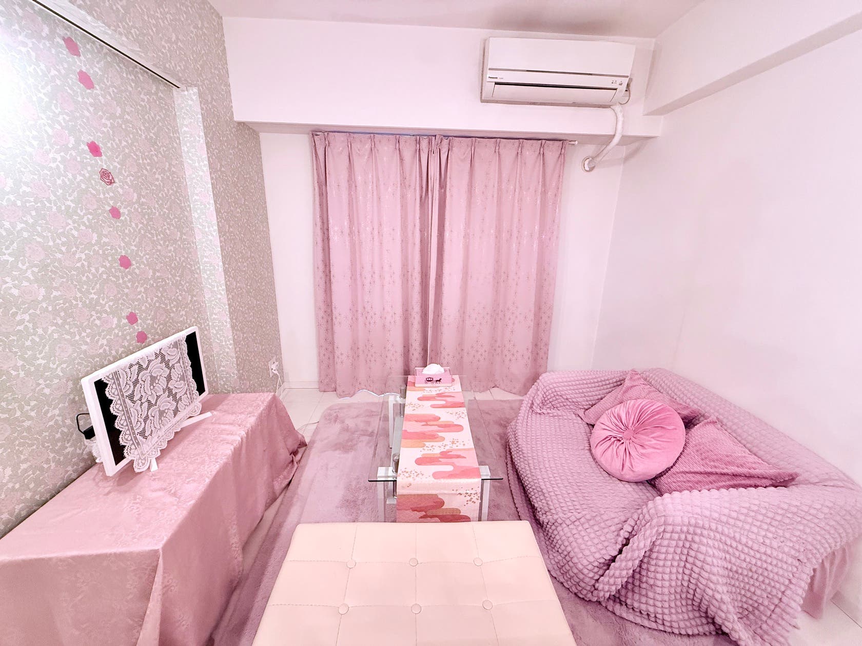 新宿御苑前駅徒歩5分🩷鑑賞・推し活・女子会に｜SNS映え内装　チェキ本体&ボドゲ各種無料貸出　短時間〜長時間までゆったり✨の写真3