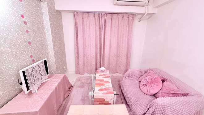 新宿御苑前駅徒歩5分🩷鑑賞・推し活・女子会に|SNS映え内装 チェキ本体&ボドゲ各種無料貸出 短時間〜長時間までゆったり✨の写真3