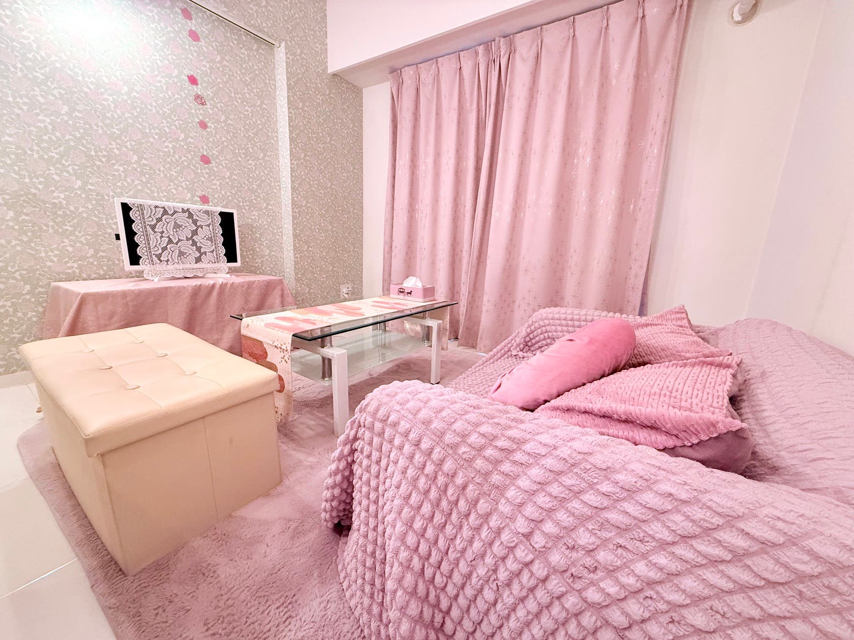 新宿御苑前駅徒歩5分🩷鑑賞・推し活・女子会に｜SNS映え内装　チェキ本体&ボドゲ各種無料貸出　短時間〜長時間までゆったり✨の写真4