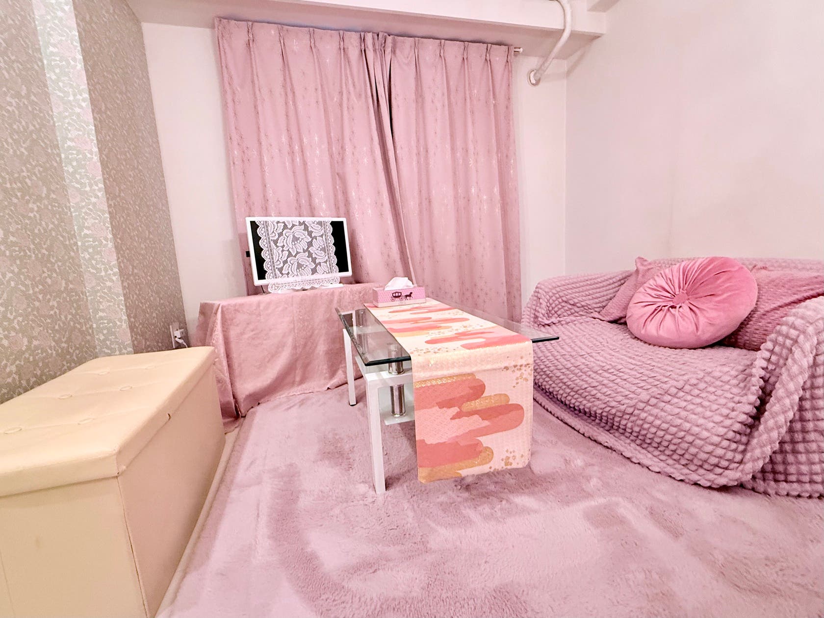 新宿御苑前駅徒歩5分🩷鑑賞・推し活・女子会に｜SNS映え内装　チェキ本体&ボドゲ各種無料貸出　短時間〜長時間までゆったり✨の写真2