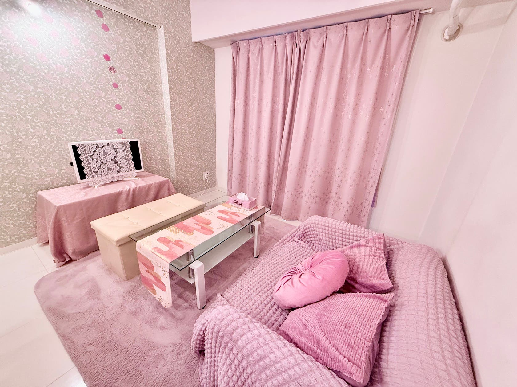 新宿御苑前駅徒歩5分🩷鑑賞・推し活・女子会に｜SNS映え内装　チェキ本体&ボドゲ各種無料貸出　短時間〜長時間までゆったり✨の写真1