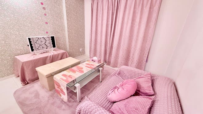 新宿御苑前駅徒歩5分🩷鑑賞・推し活・女子会に|SNS映え内装 チェキ本体&ボドゲ各種無料貸出 短時間〜長時間までゆったり✨の写真1