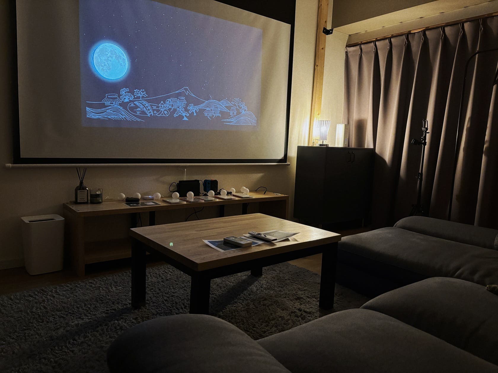 【4人まで料金一律＆出入自由】高崎駅繁華街すぐ近く♪プロジェクター付きレンタルスペース♪映画📽️ゲーム🎮を楽しもう♪の写真1