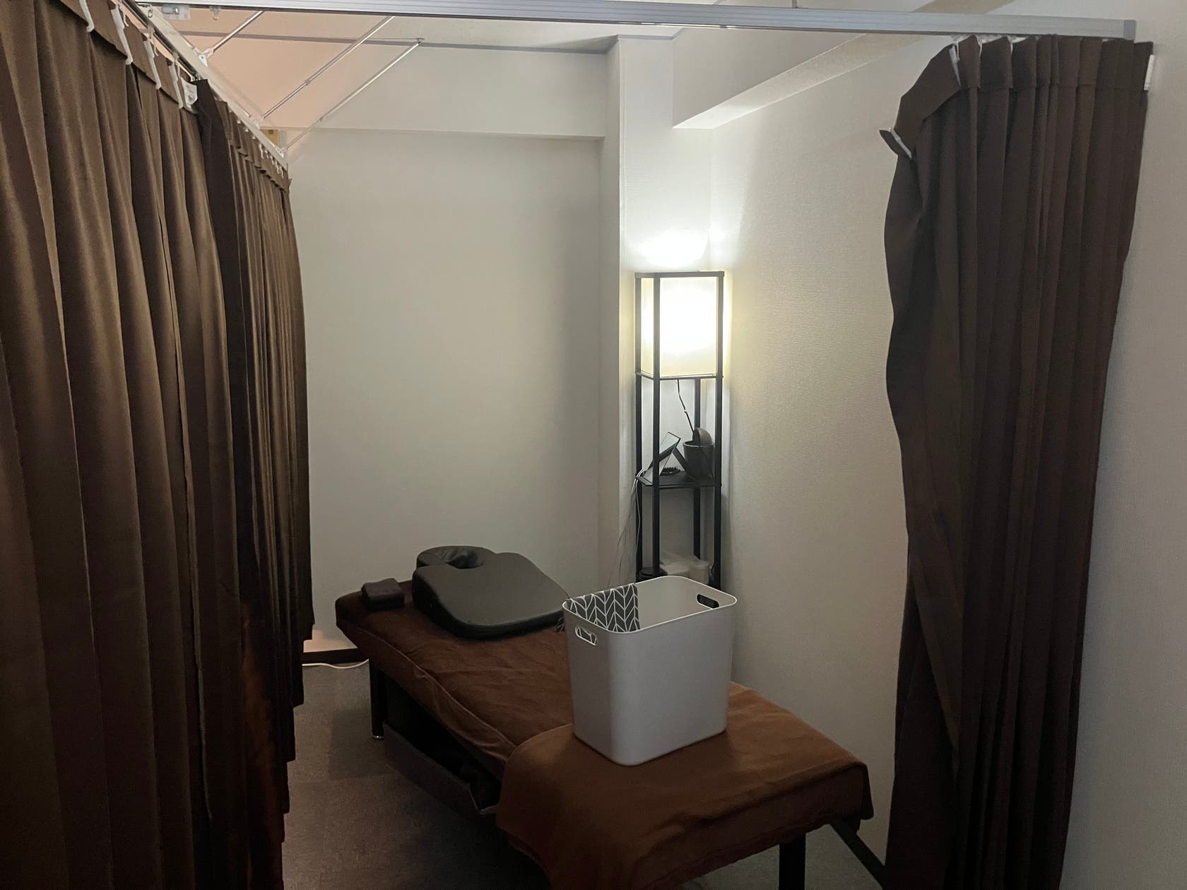 関内駅南口から徒歩3分！リラクゼーションサロン内のベッドスペースの写真2