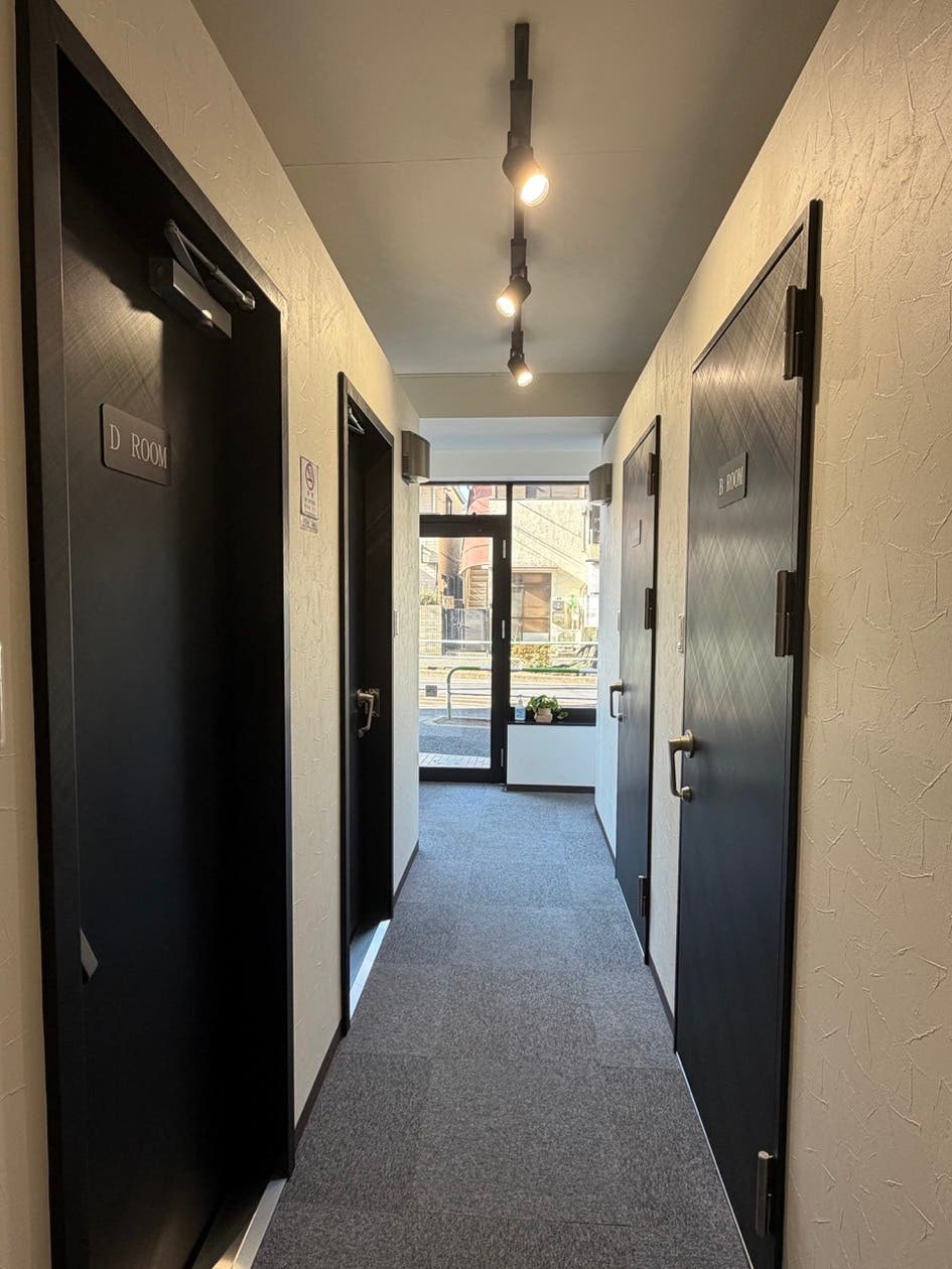 A ROOMはアップライトピアノ常設。24時間演奏可能で、周囲を気にせず毎日の練習や試験前の集中練習に最適です。の写真4