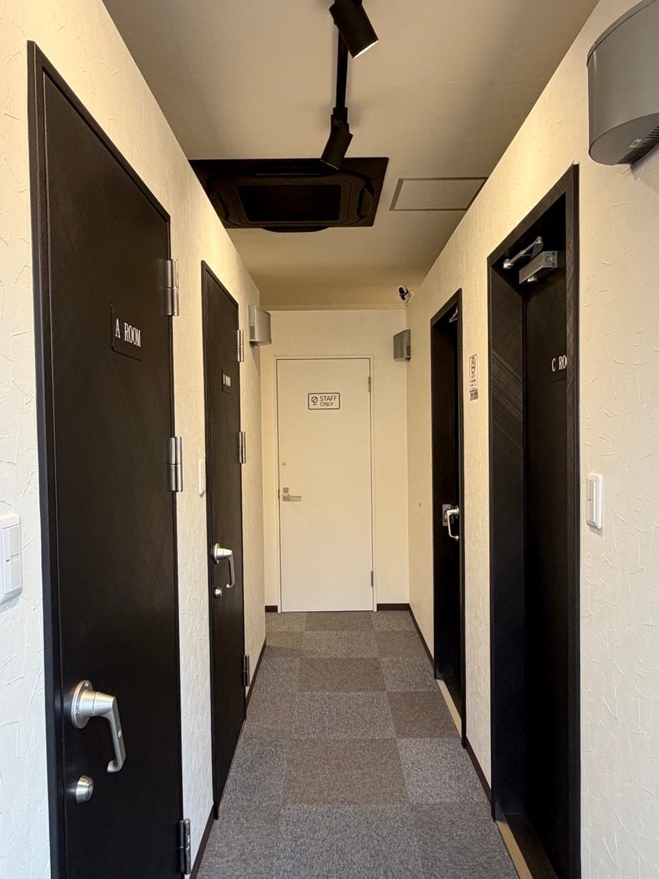 B ROOMはアップライトピアノ常設。24時間演奏可能で、周囲を気にせず毎日の練習や試験前の集中練習に最適です。の写真3