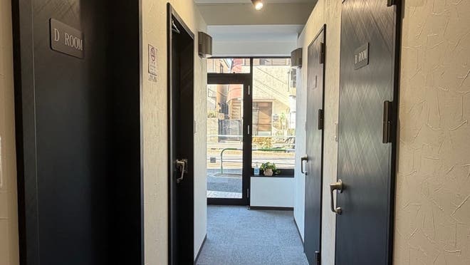 B ROOMはアップライトピアノ常設。24時間演奏可能で、周囲を気にせず毎日の練習や試験前の集中練習に最適です。の写真4