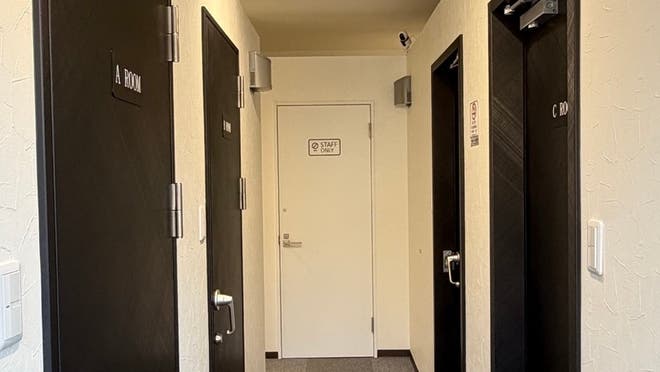 C ROOMはアップライトピアノ常設。24時間演奏可能で、周囲を気にせず毎日の練習や試験前の集中練習に最適です。の写真3