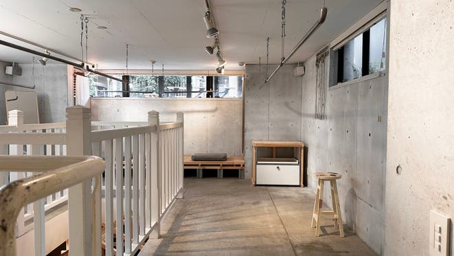 表参道駅徒歩7分、1階にはカフェ併設の自由空間の写真2