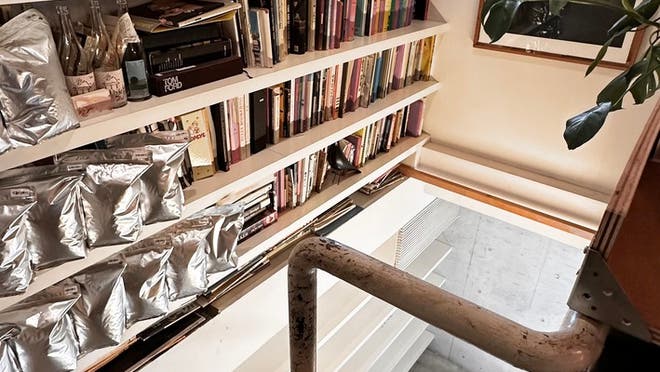 表参道駅徒歩7分、1階にはカフェ併設の自由空間の写真10