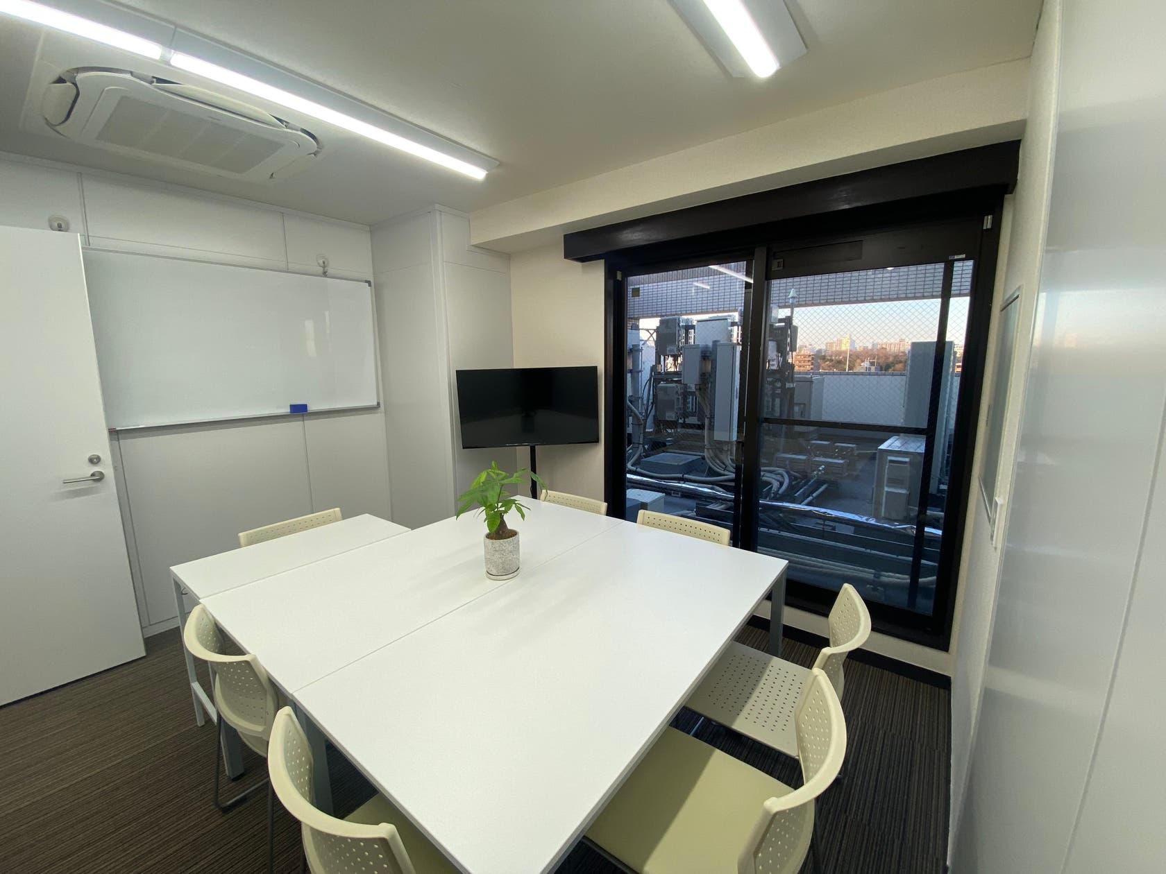 高田馬場駅「早稲田口」から徒歩1分の便利なレンタルスペースです。の写真1