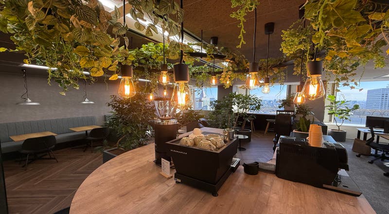生の植物とイタリアのエスプレッソマシーンが映える上質空間｜※生活音（打鍵音・会話）あり｜リアリティ追求の撮影に