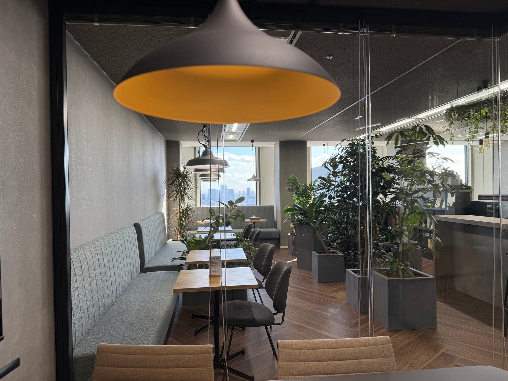 【新宿36階の絶景】生木のグリーンと本格バーカウンター完備。現役広告代理店の洗練オフィスで宣材・商品撮影をの写真4