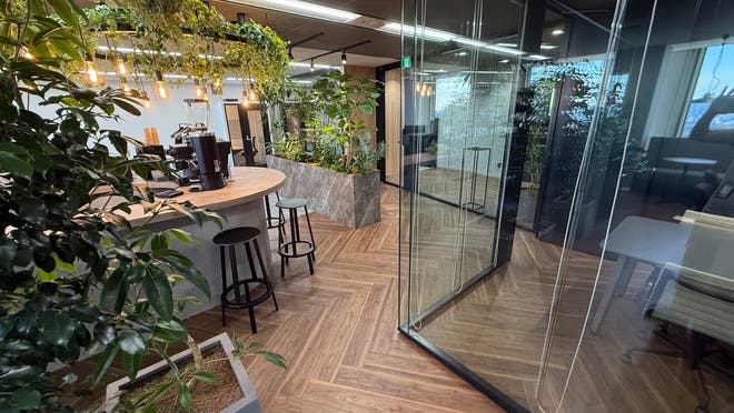 【新宿36階の絶景】生木のグリーンと本格バーカウンター完備。現役広告代理店の洗練オフィスで宣材・商品撮影をの写真6