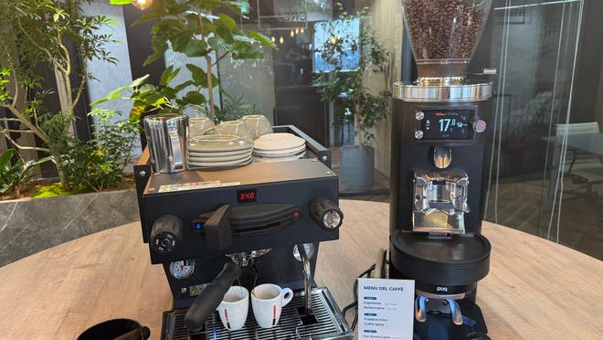 【新宿36階の絶景】生木のグリーンと本格バーカウンター完備。現役広告代理店の洗練オフィスで宣材・商品撮影をの写真7