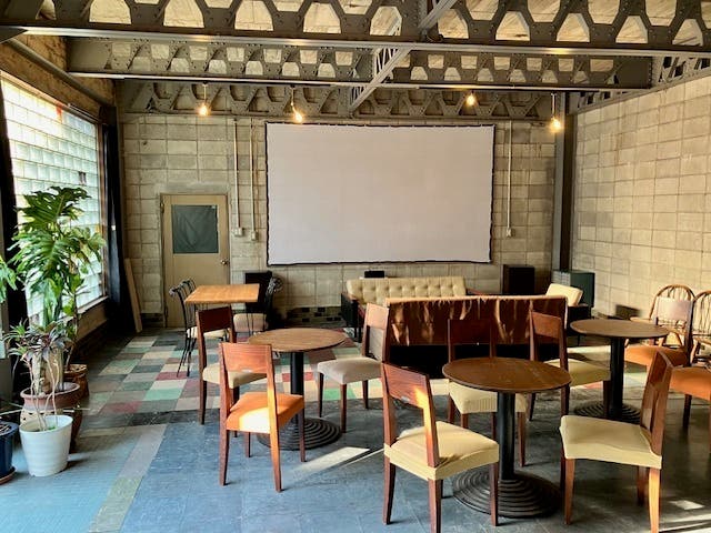 海南市黒江にある昭和レトロビル1Fの幅広い用途で使えるフリースペース（映像設備・キッチン・ホール20席）の写真1