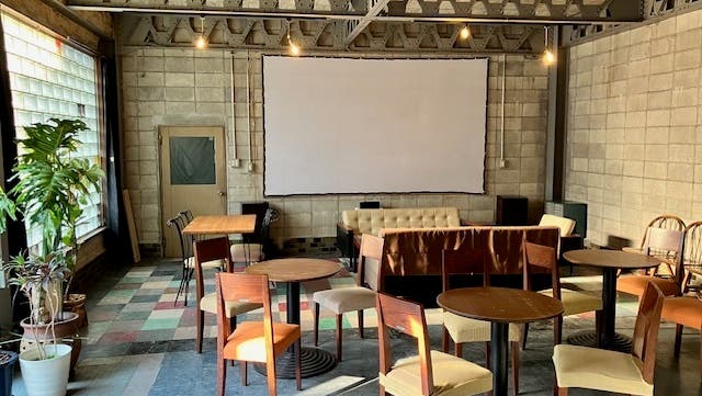 海南市黒江にある昭和レトロビル1Fの幅広い用途で使えるフリースペース(映像設備・キッチン・ホール20席)の写真1