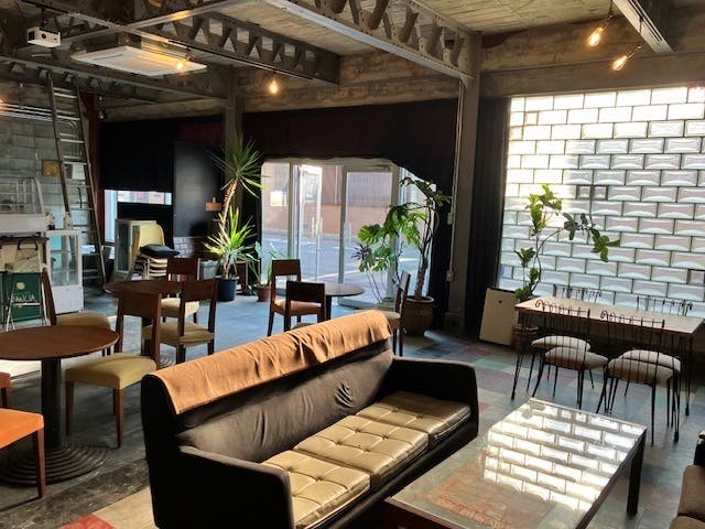 海南市黒江にある昭和レトロビル1Fの幅広い用途で使えるフリースペース（映像設備・キッチン・ホール20席）の写真2