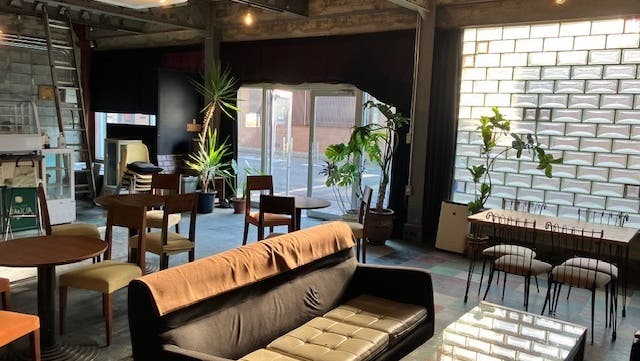 海南市黒江にある昭和レトロビル1Fの幅広い用途で使えるフリースペース(映像設備・キッチン・ホール20席)の写真2