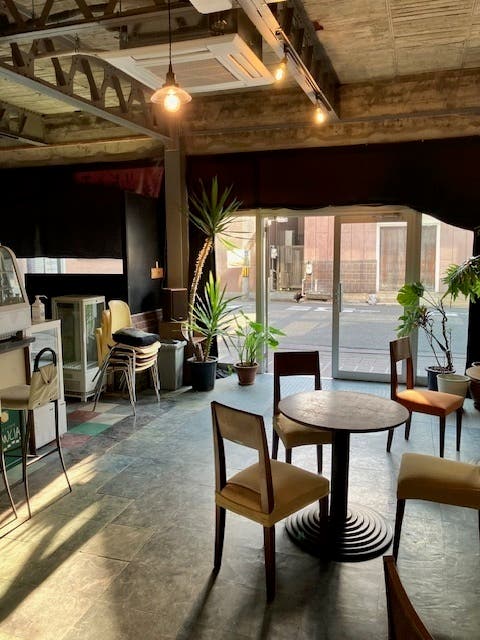 海南市黒江にある昭和レトロビル1Fの幅広い用途で使えるフリースペース（映像設備・キッチン・ホール20席）の写真3