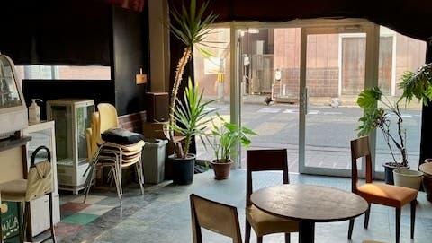 海南市黒江にある昭和レトロビル1Fの幅広い用途で使えるフリースペース(映像設備・キッチン・ホール20席)の写真3