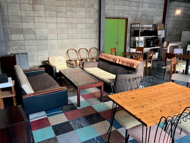 海南市黒江にある昭和レトロビル1Fの幅広い用途で使えるフリースペース（映像設備・キッチン・ホール20席）の写真4