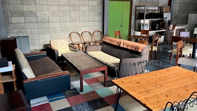 海南市黒江にある昭和レトロビル1Fの幅広い用途で使えるフリースペース(映像設備・キッチン・ホール20席)の写真4