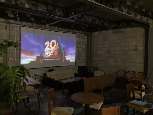 海南市黒江にある昭和レトロビル1Fの幅広い用途で使えるフリースペース（映像設備・キッチン・ホール20席）の写真5