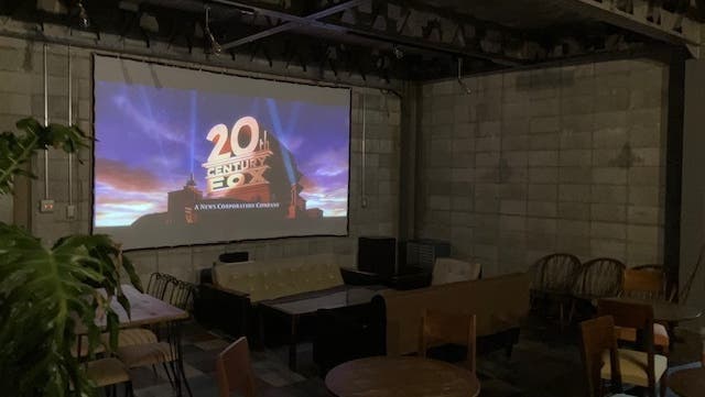 海南市黒江にある昭和レトロビル1Fの幅広い用途で使えるフリースペース(映像設備・キッチン・ホール20席)の写真5