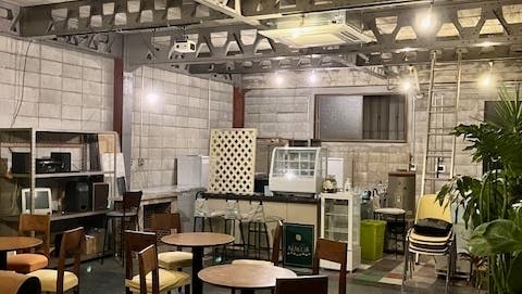 海南市黒江にある昭和レトロビル1Fの幅広い用途で使えるフリースペース(映像設備・キッチン・ホール20席)の写真6