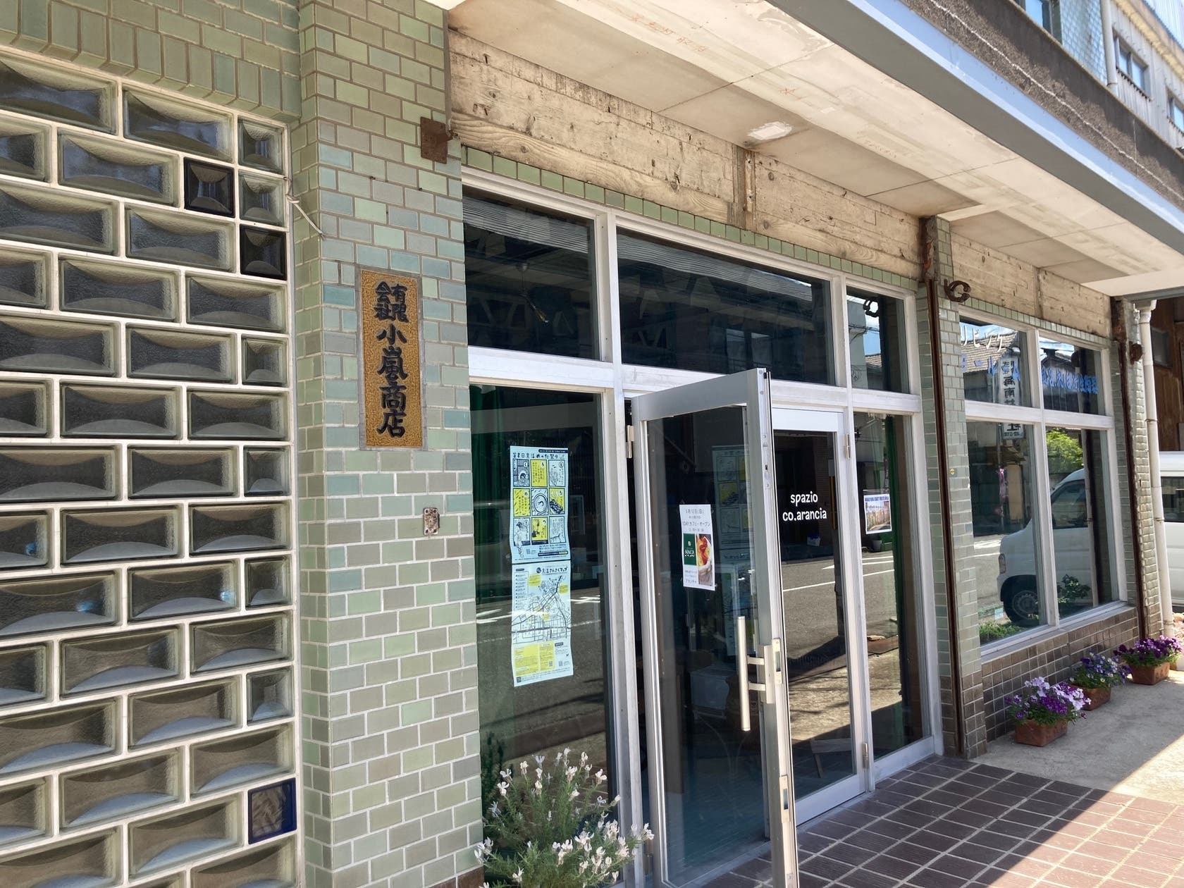 海南市黒江にある昭和レトロビル1Fの幅広い用途で使えるフリースペース（映像設備・キッチン・ホール20席）の写真8