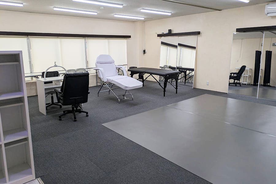 【姫路駅7分】サロン向けレンタルスペース｜施術・ネイル設備💅大型ミラー完備🪞自然光◎54㎡の写真1