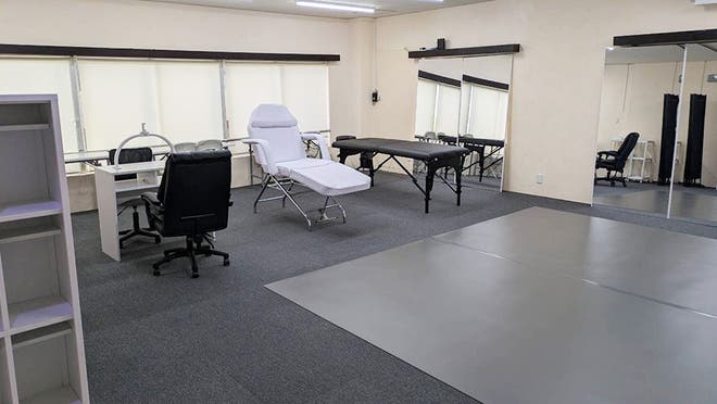 【姫路駅7分】サロン向けレンタルスペース|施術・ネイル設備💅大型ミラー完備🪞自然光◎54㎡の写真1