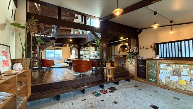 常滑駅から徒歩10分、中部国際空港駅から20分の古民家ゲストハウス。共用スペースとテラススペースのみご利用いただけます。の写真1