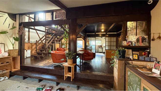 常滑駅から徒歩10分、中部国際空港駅から20分の古民家ゲストハウス。共用スペースとテラススペースのみご利用いただけます。の写真2