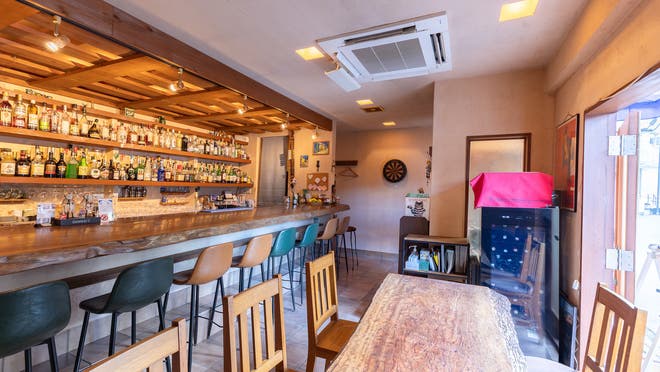 【相川駅徒歩3分】Bar fiore 路面店!一枚板カウンターのバースペース|大人のプライベートバーを貸切の写真3